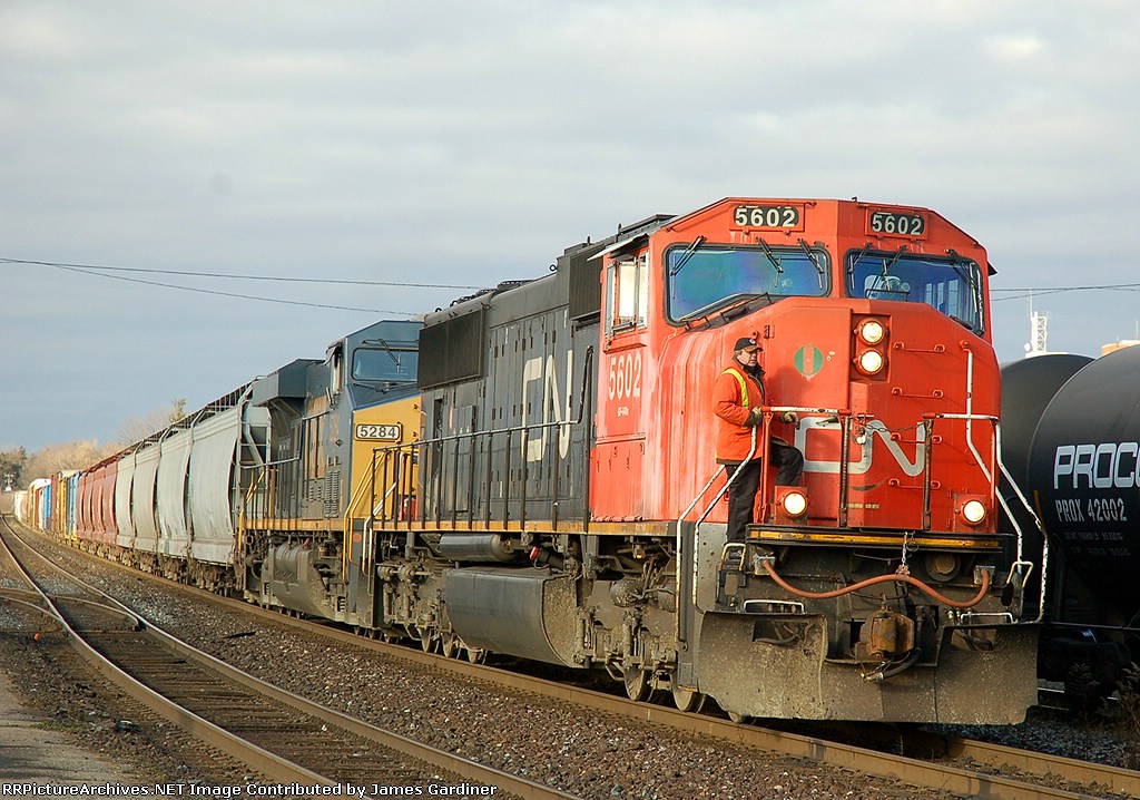CN 398 arriving for a setout